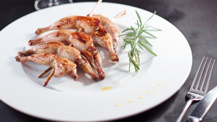 Cuisses de cailles au sirop d’érable – La Table d'Alain